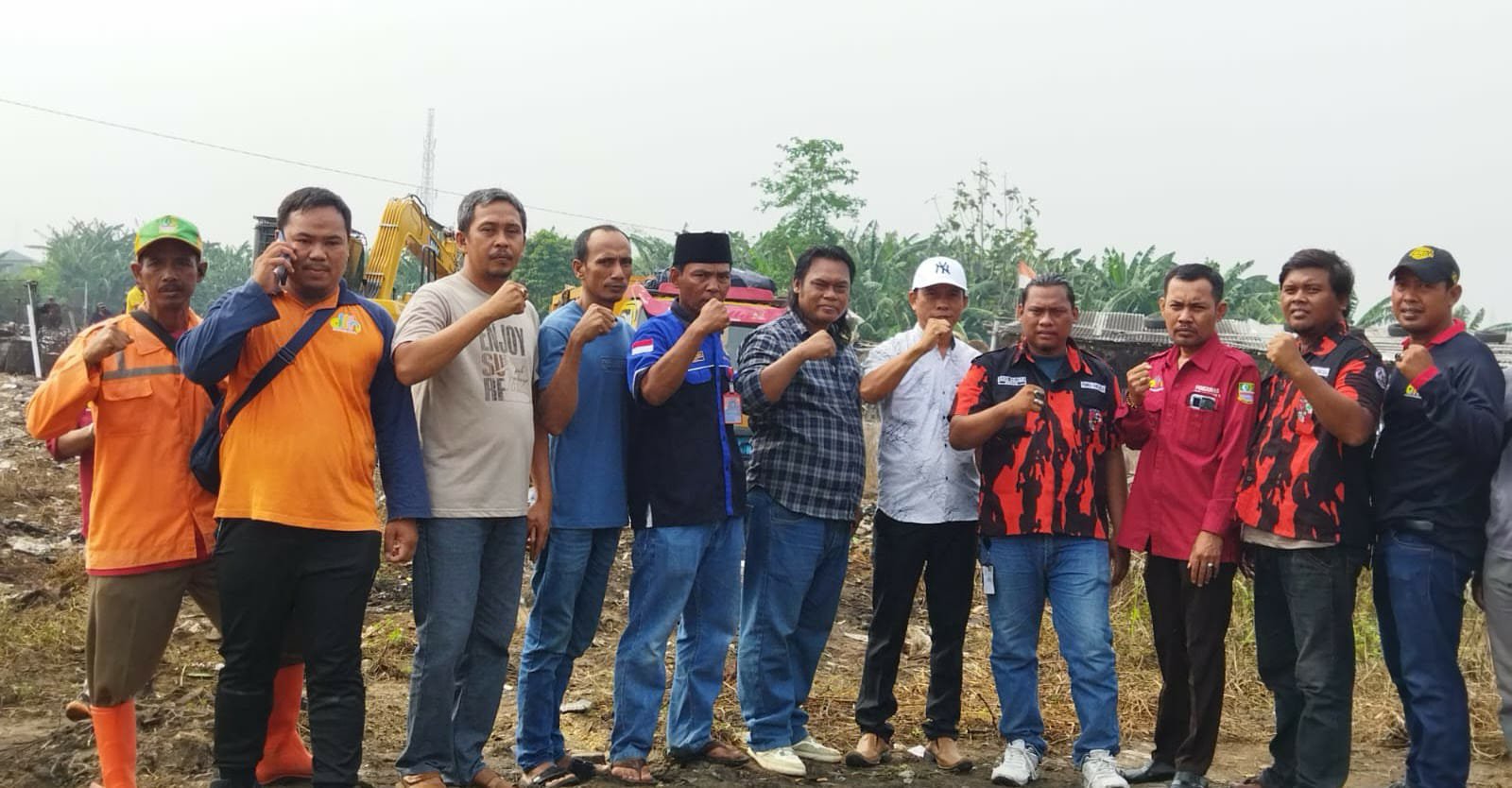 Kolaborasi Karang Taruna dan Pemuda Pancasila Kelurahan Kebalen Membersihkan Sampah Liar ...